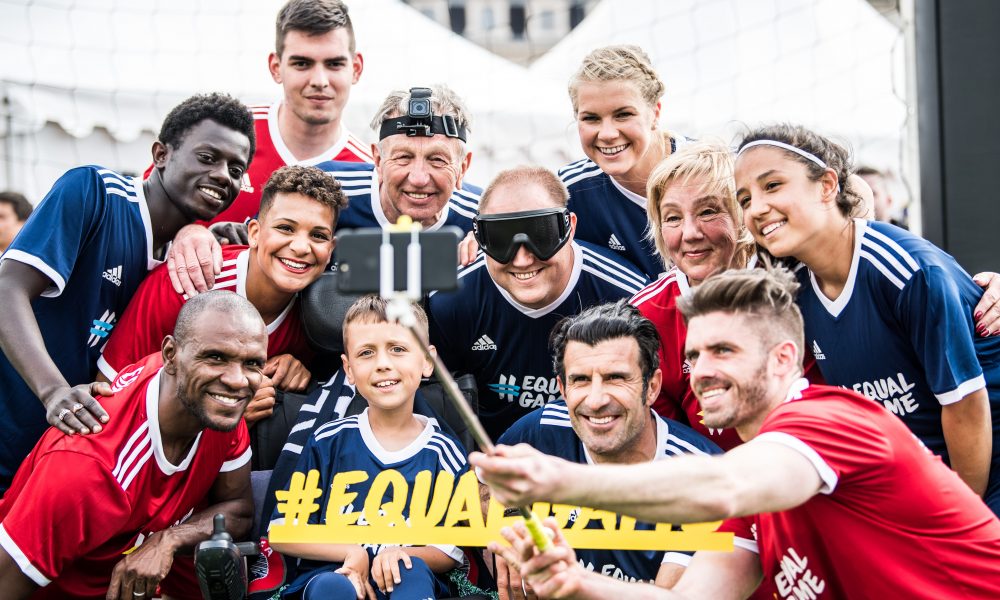 Abubacarr Konta, star di Equal Game, gioca a calcio con Figo, Hegerberg ...