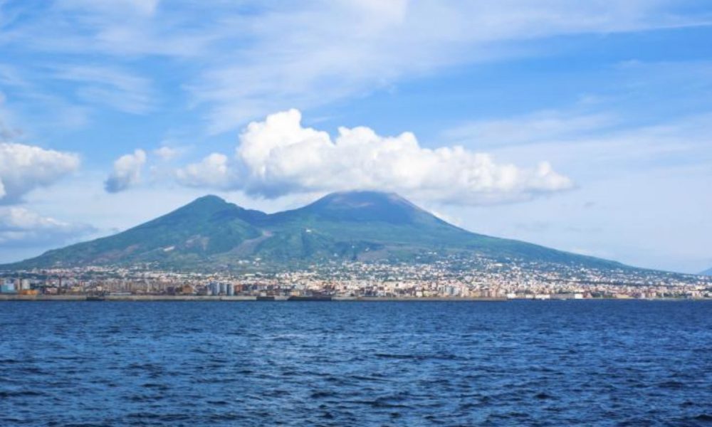 [FOTO e VIDEO] Il Vesuvio e la SSC Napoli: il tweet sul vulcano ...