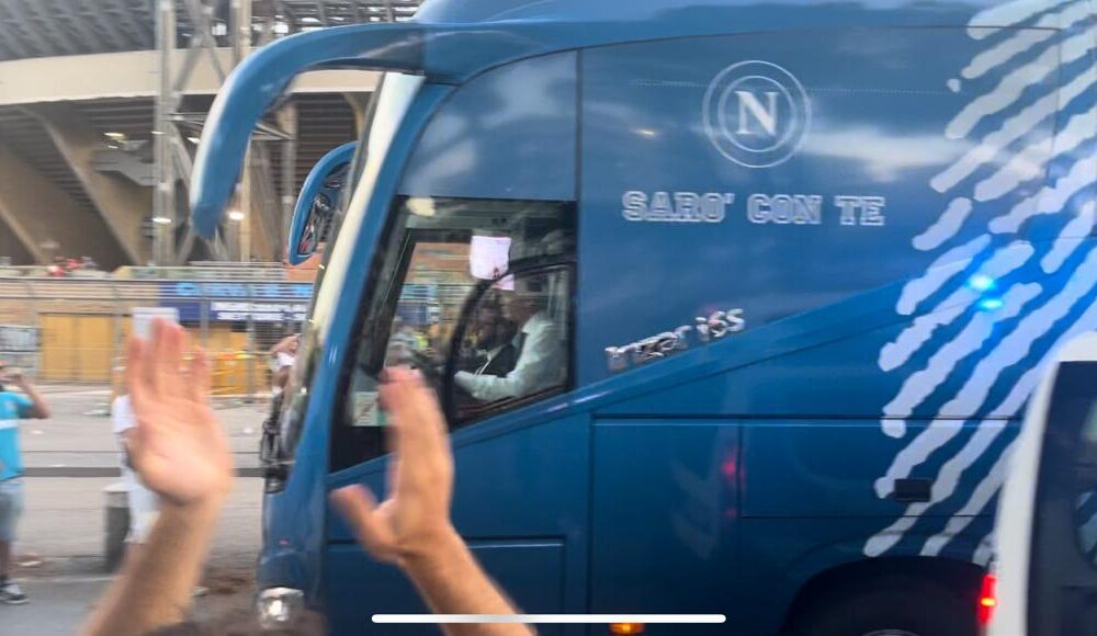 Qual è stata l'accoglienza per il bus del Napoli allo stadio prima di ...