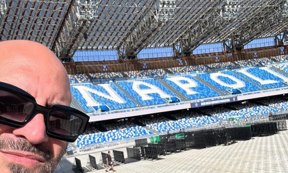 Giuliano Sangiorgi si filma al Maradona: Conte gli risponde su ... Giuliano Sangiorgi si filma al Maradona: Conte gli risponde su ...